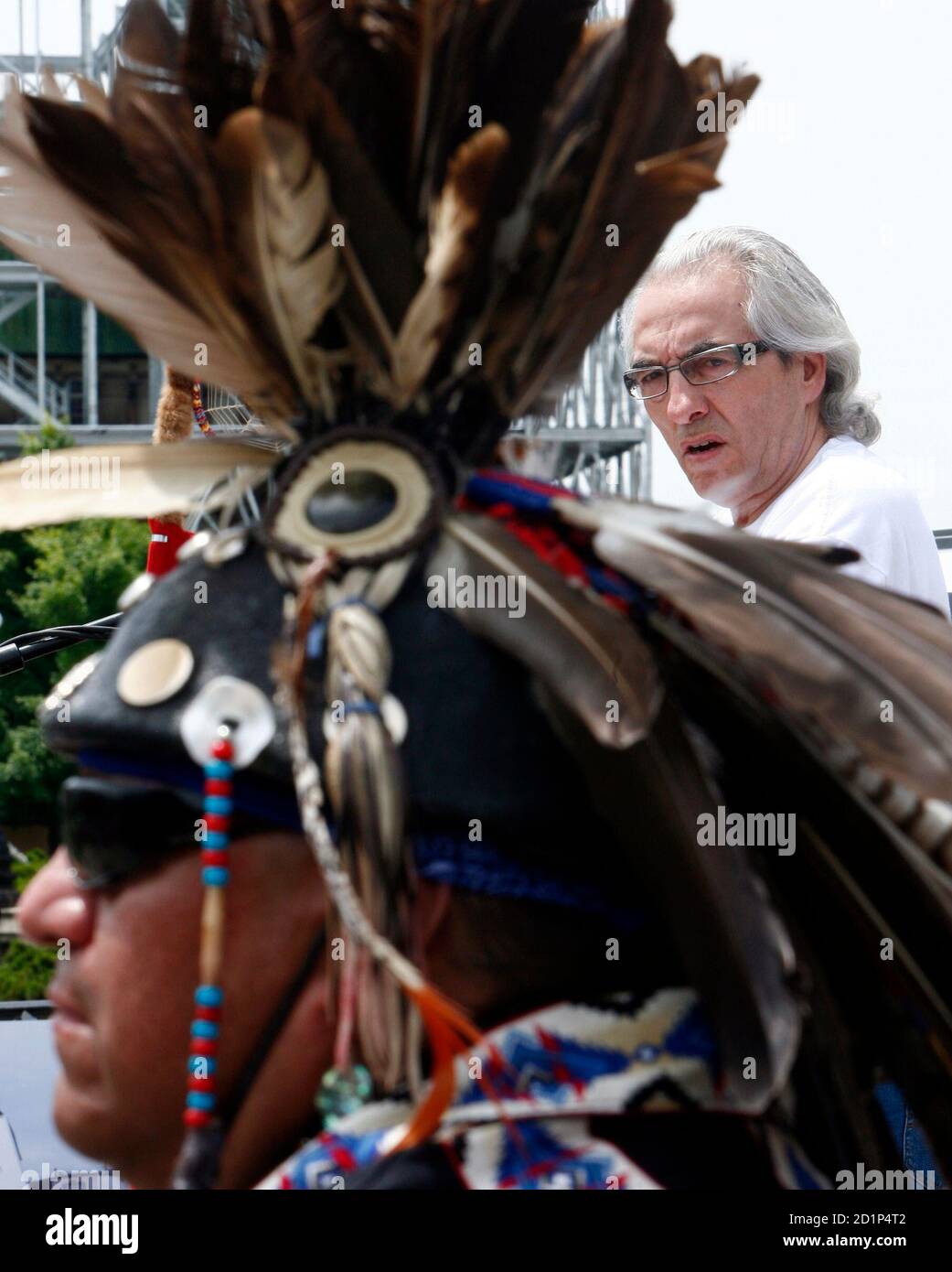 Headdress chief canada hi-res stock photography and images - Alamy