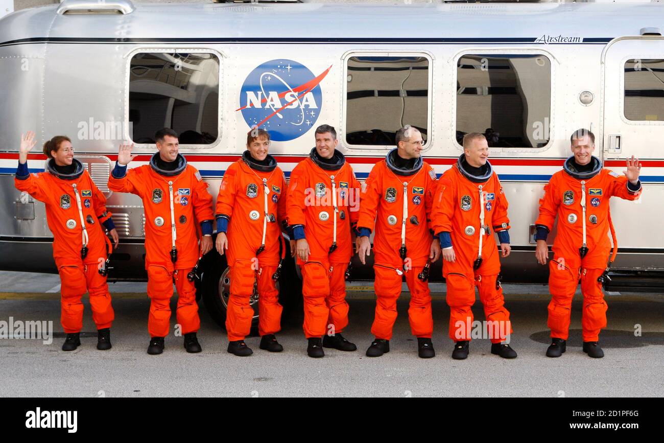 Sts 126 launch hi-res stock photography and images - Alamy
