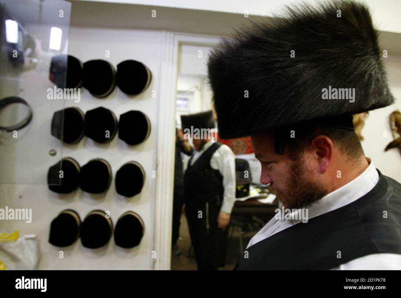 Shtreimels hi-res stock photography and images - Alamy