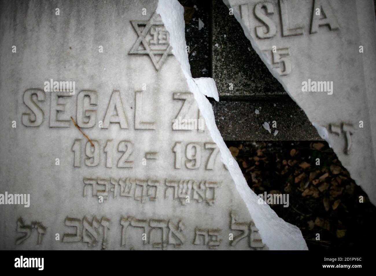 Broken monuments hi-res stock photography and images - Alamy