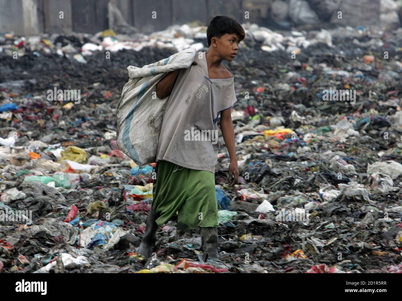 Philippines garbage manila filipinos hi-res stock photography and ...
