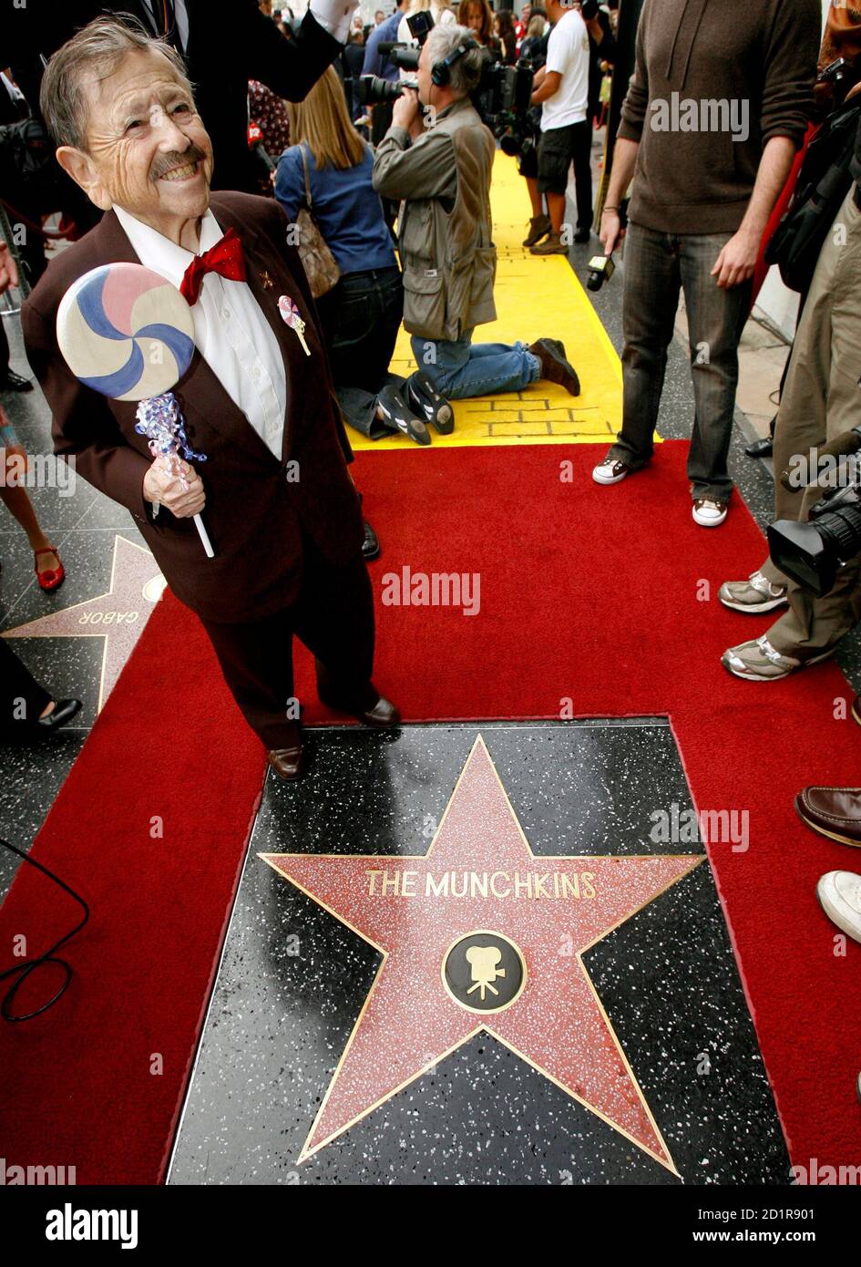 Munchkins wizard oz 1939 hi-res stock photography and images - Alamy