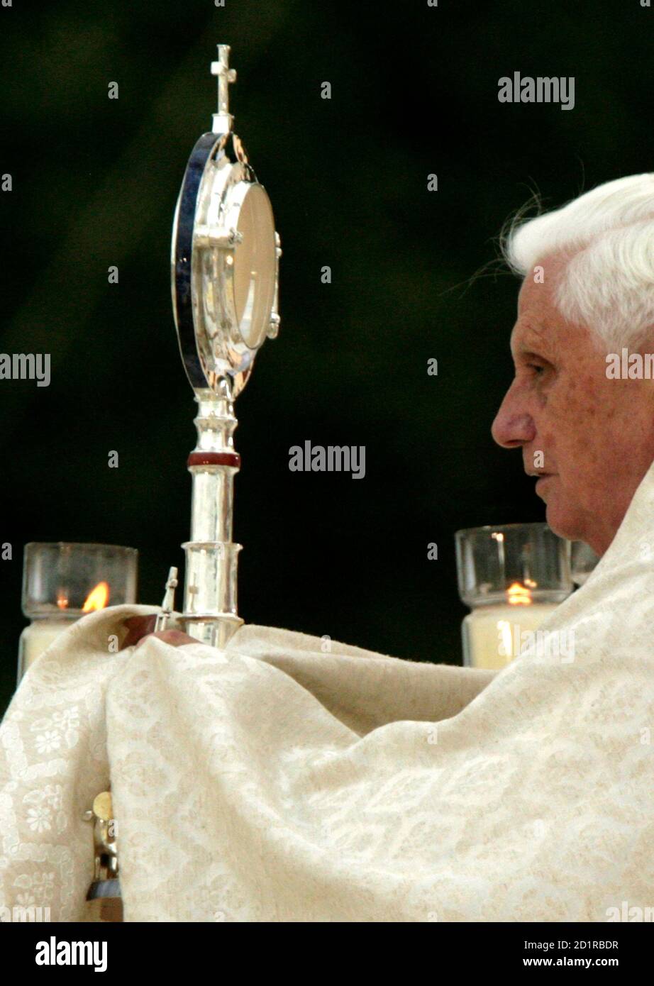 Eucharistic monstrance hi-res stock photography and images - Alamy