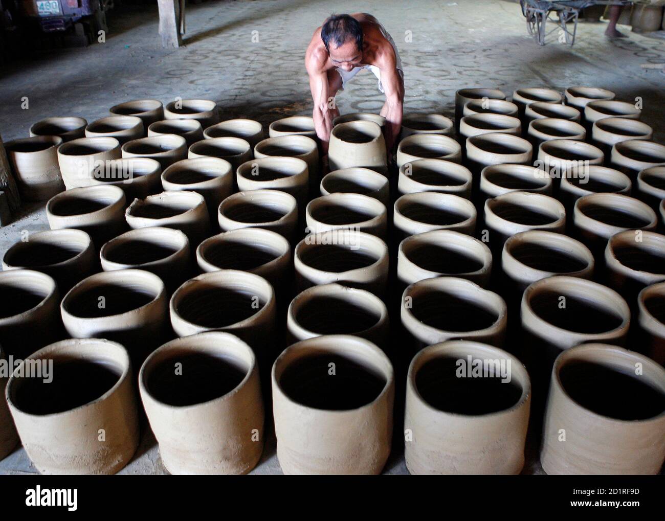 Pottery in the philippines hi-res stock photography and images - Alamy