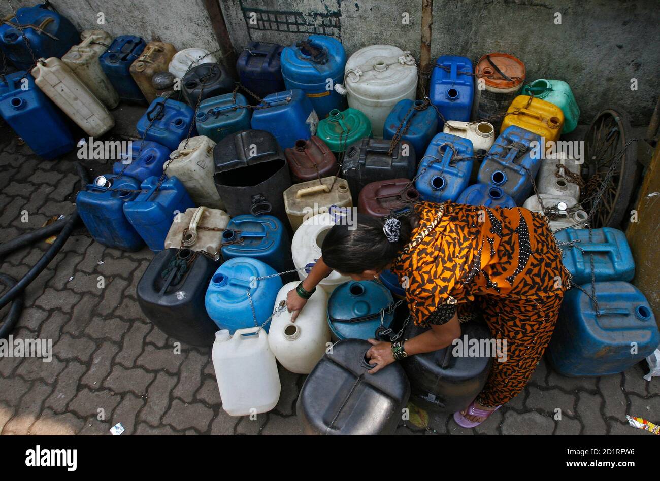 India slum dirty water hi-res stock photography and images - Alamy