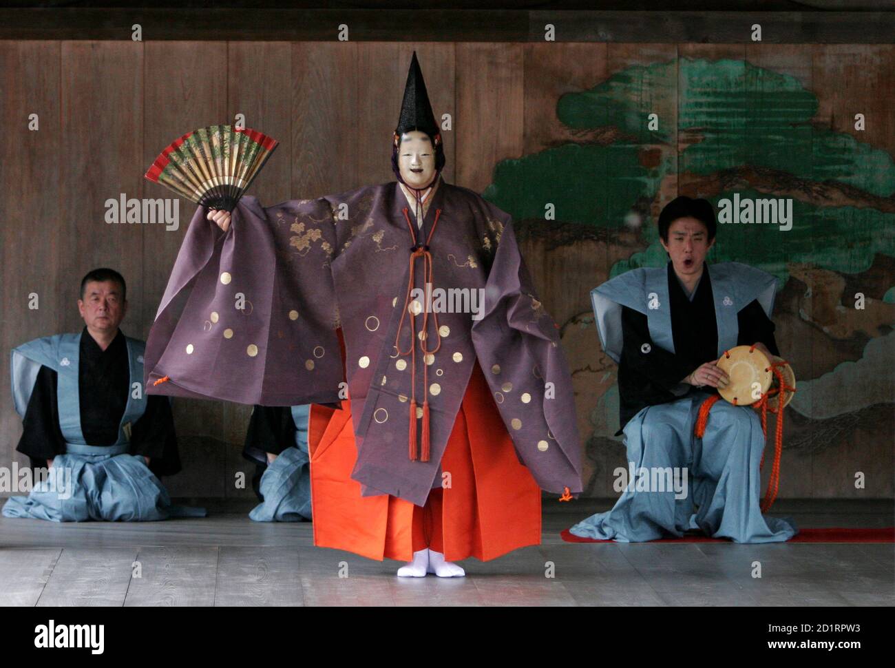 Noh actor stage hi-res stock photography and images - Alamy