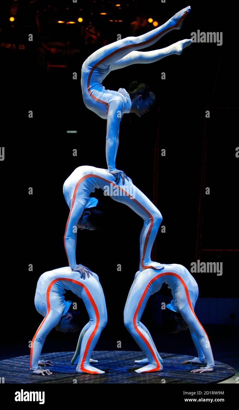 Contortionist group hi-res stock photography and images - Alamy