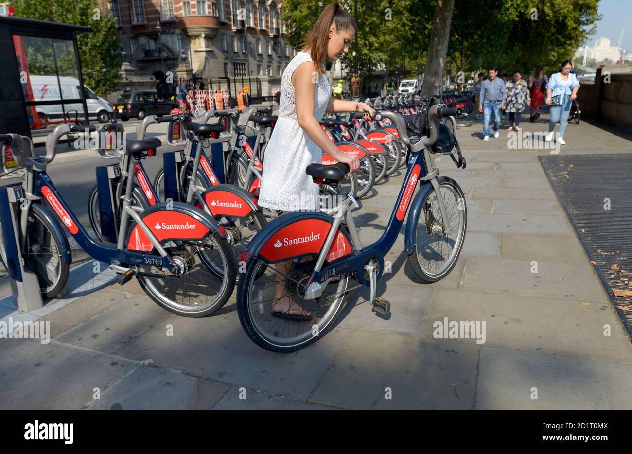 London, England, UK. Foreign tourist with a Santander Hire Bike / Boris ...