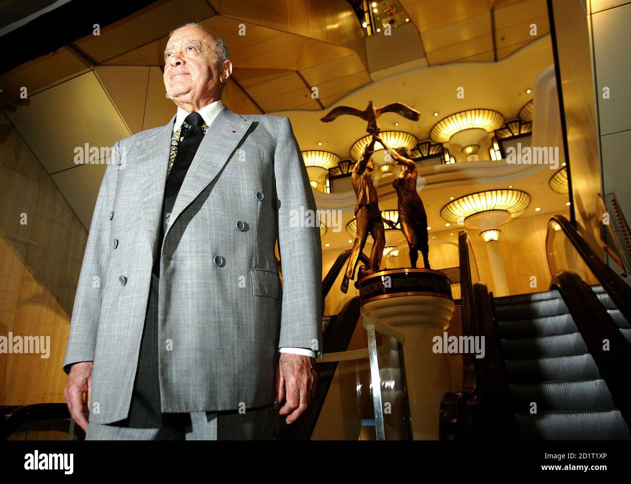 Harrods statue diana hi-res stock photography and images - Alamy