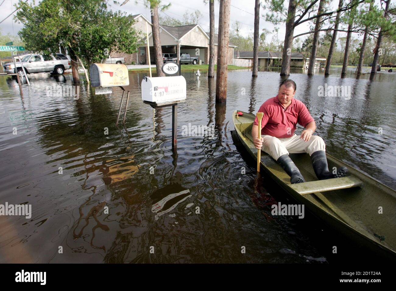 Stranded canoe hi-res stock photography and images - Alamy