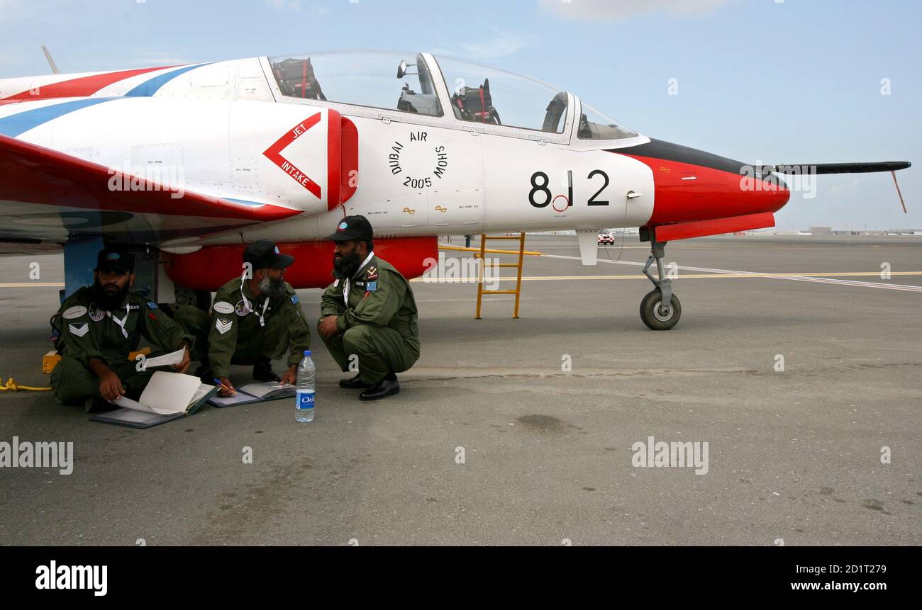 Airport middle east ground crew hi-res stock photography and images - Alamy