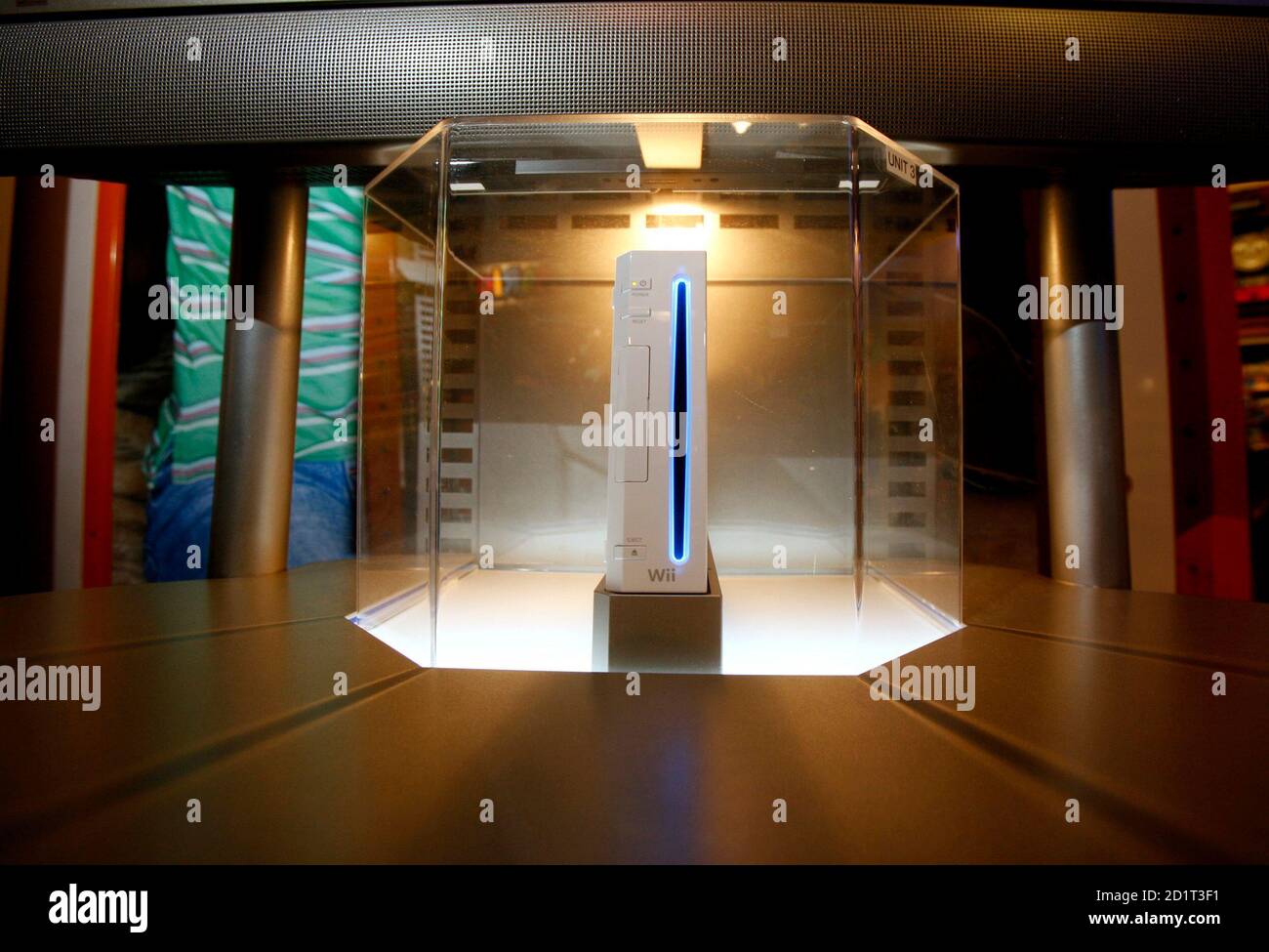 Nintendo wii 2006 hi-res stock photography and images - Alamy