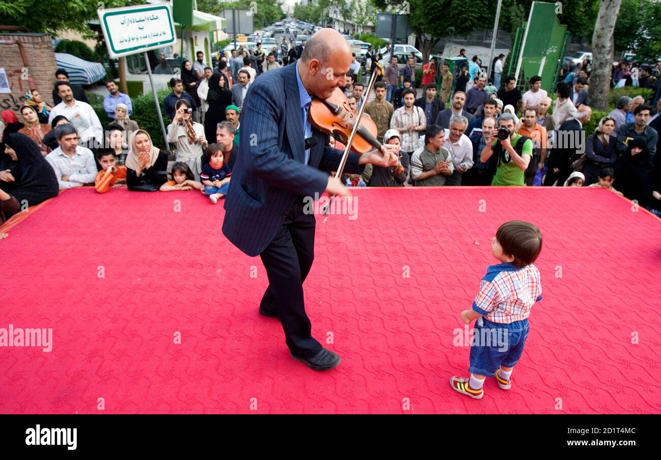Iranian musician hi-res stock photography and images - Alamy