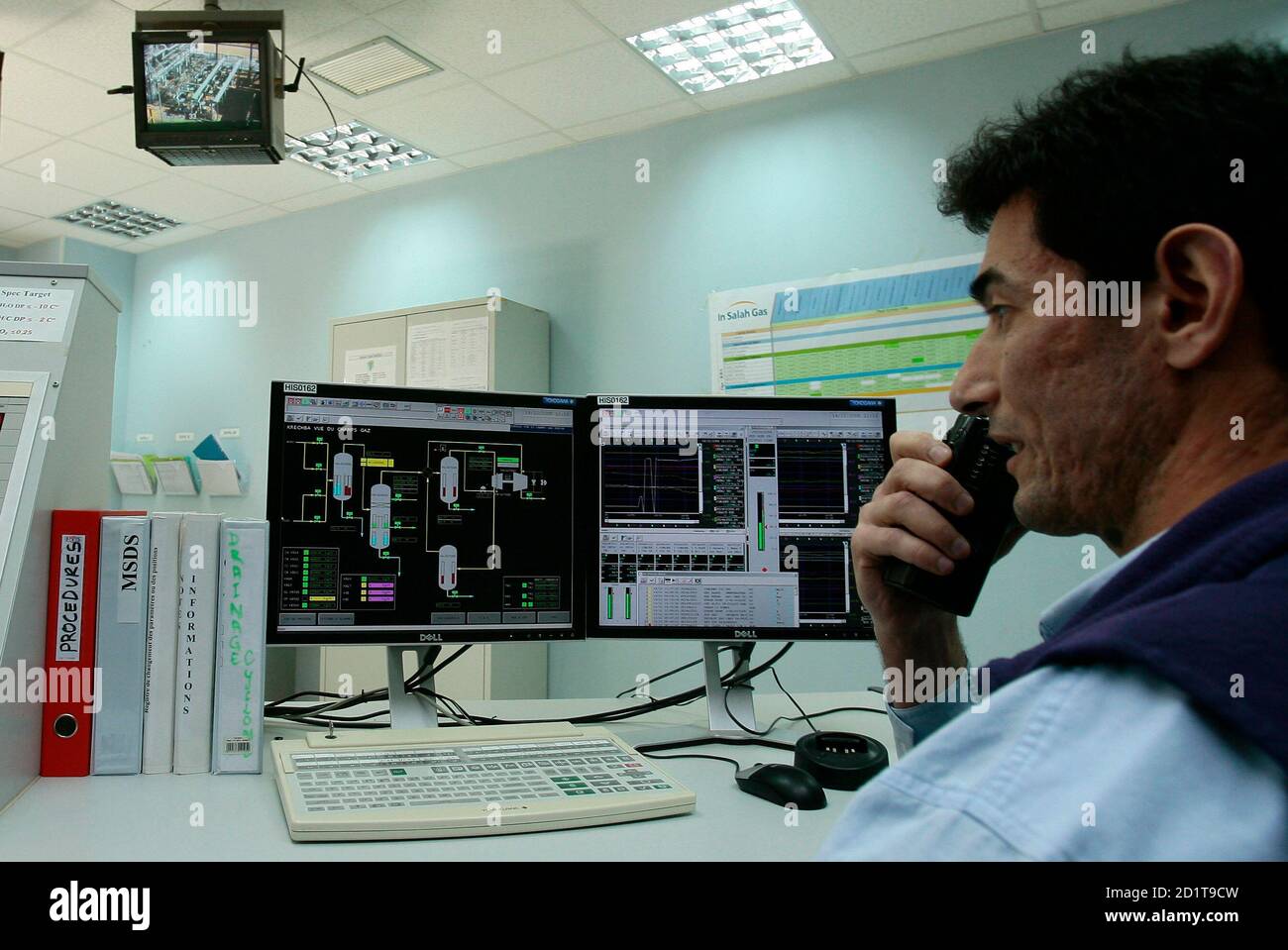 Oil and gas control room technician hi-res stock photography and images ...