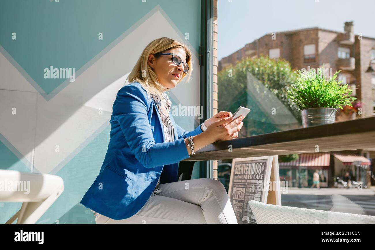 Working and thinking hi-res stock photography and images - Alamy