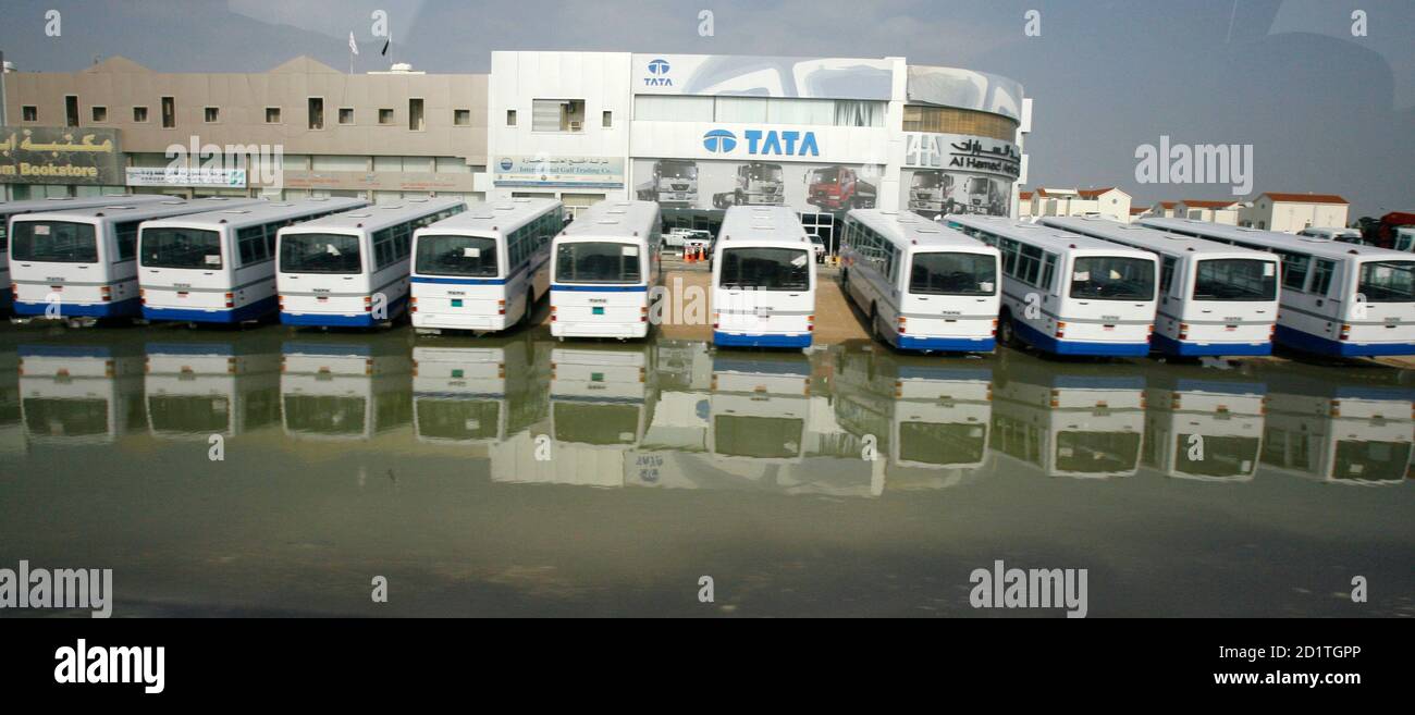 Pool of buses hi-res stock photography and images - Alamy