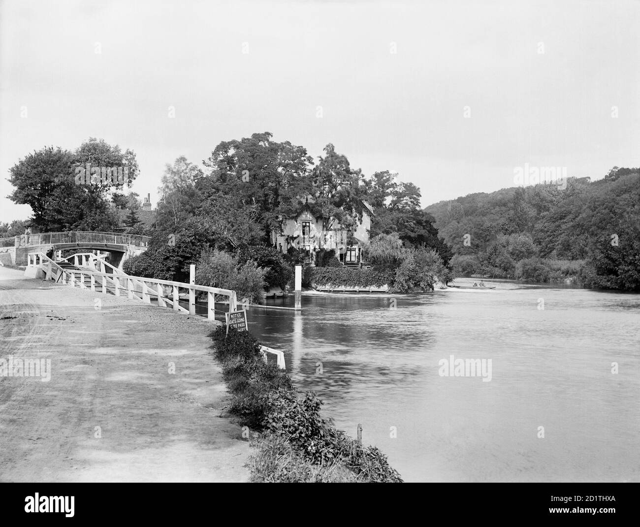 RAY MILL COTTAGE, Maidenhead, Berkshire. The River Thames between Ray ...