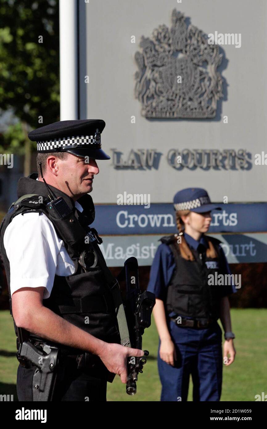 Londons armed police hi-res stock photography and images - Alamy