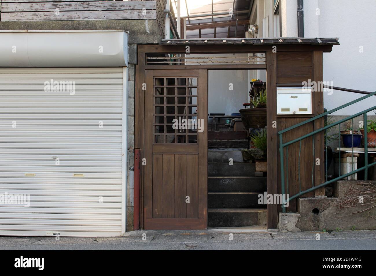Wooden entrance gate or door of Japanese traditional house in Beppu ...