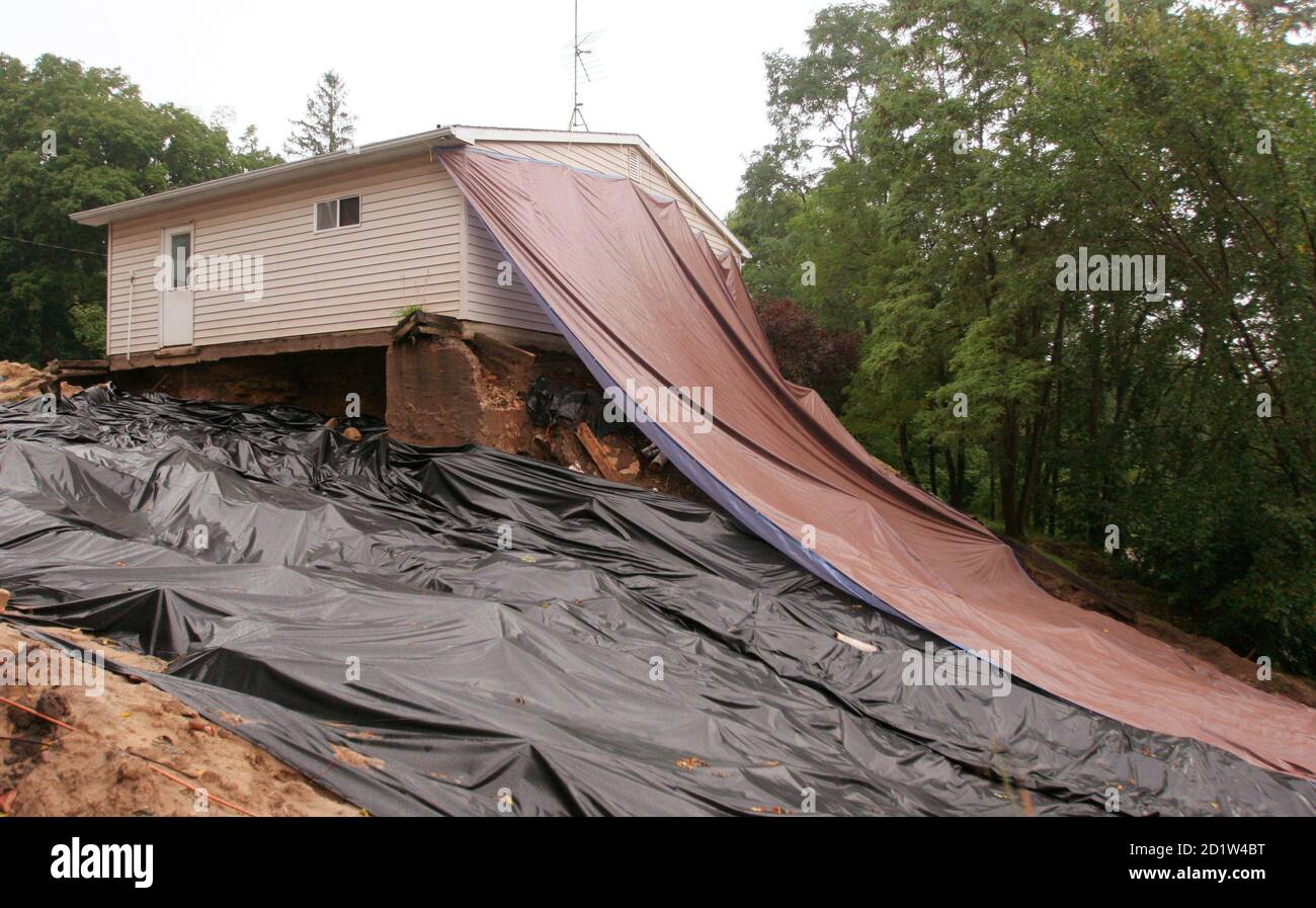 Falling building parts hi-res stock photography and images - Alamy