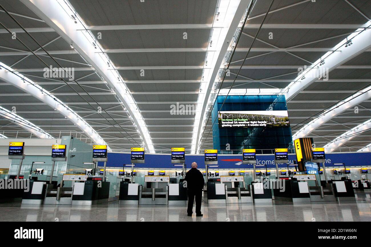 Check in hall terminal heathrow airport hi-res stock photography and ...