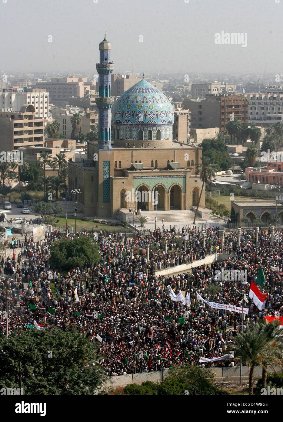 Toppling statue of saddam hussein hi-res stock photography and images ...