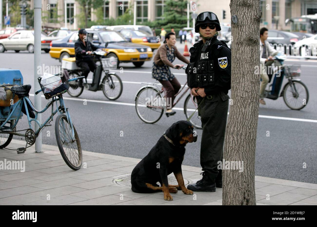 China swat team hi-res stock photography and images - Alamy