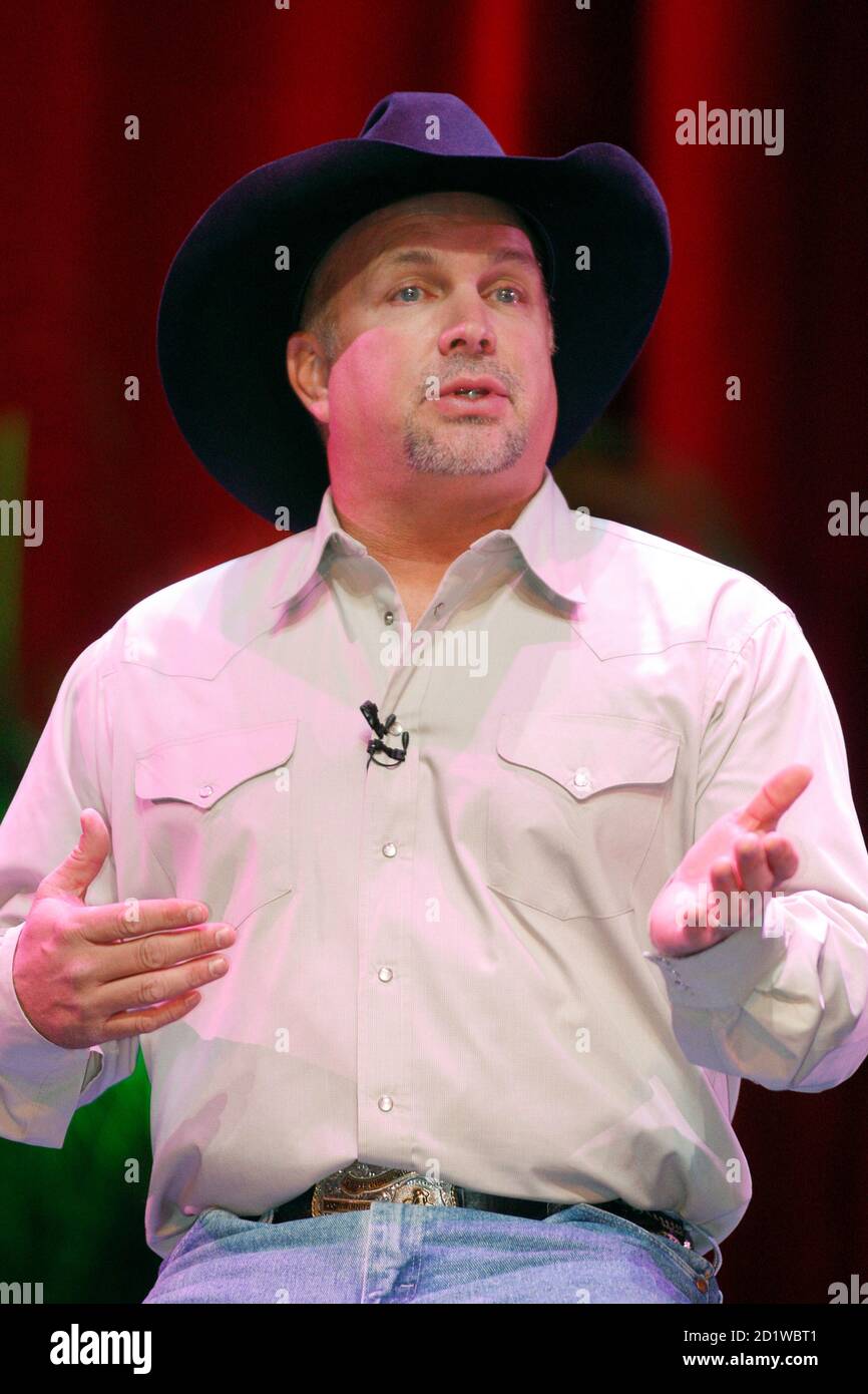 Garth brooks in concert hi-res stock photography and images - Alamy