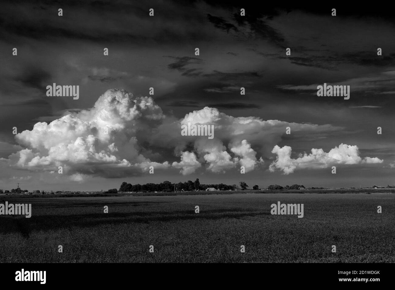 Cumulonimbus capillatus clouds uk hi-res stock photography and images ...