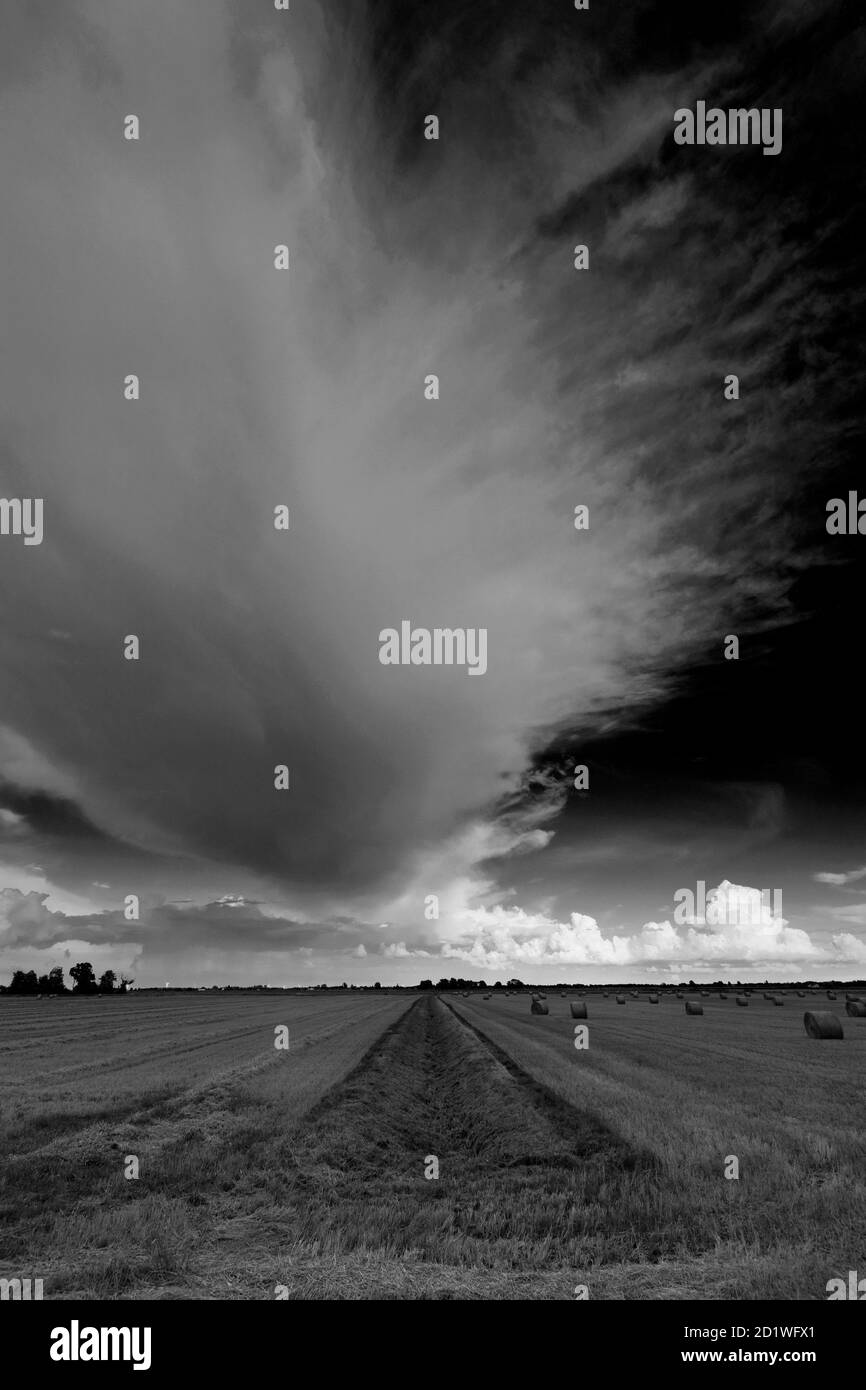 Cumulonimbus capillatus uk hi-res stock photography and images - Alamy