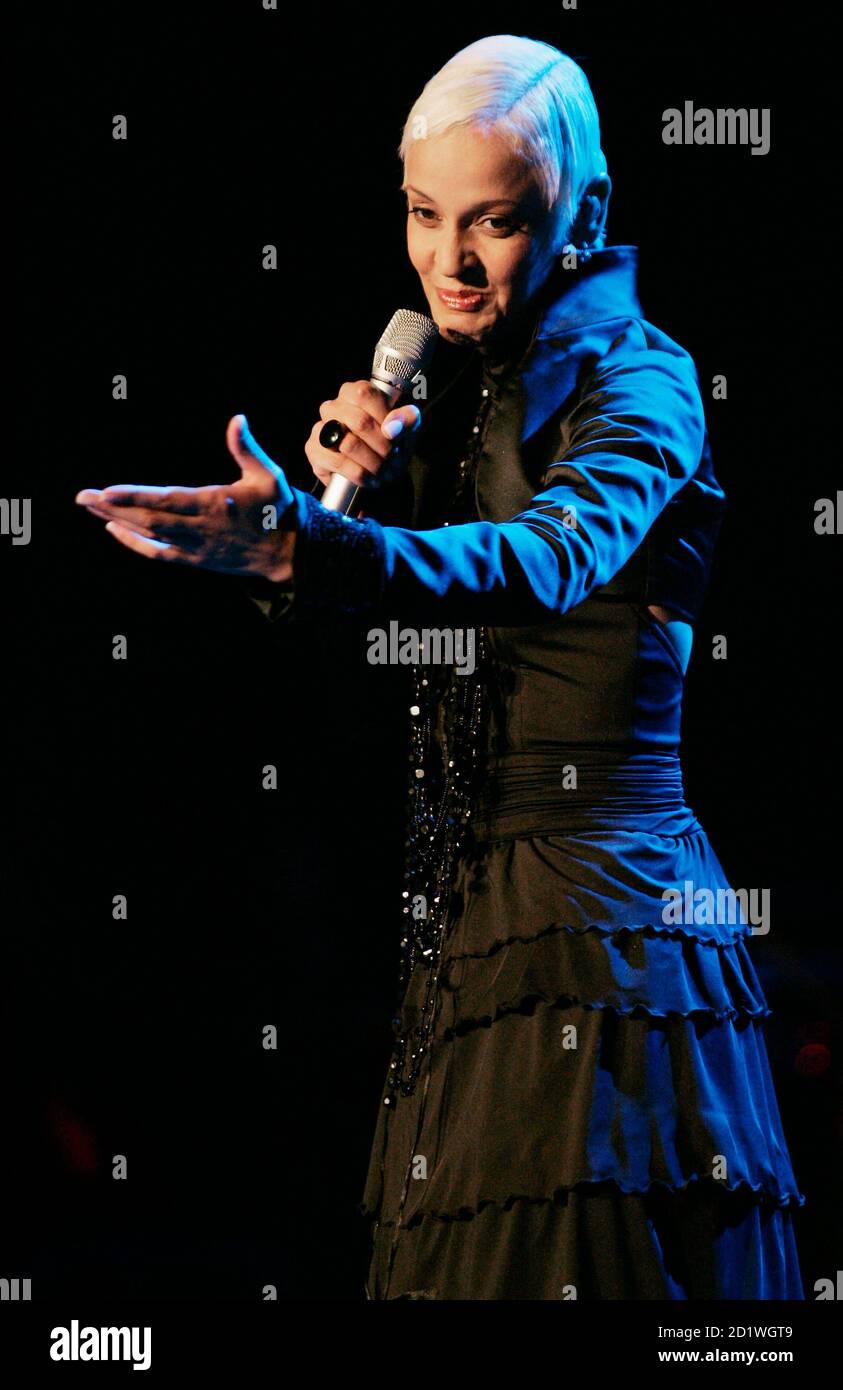 Portuguese singers hi-res stock photography and images - Alamy