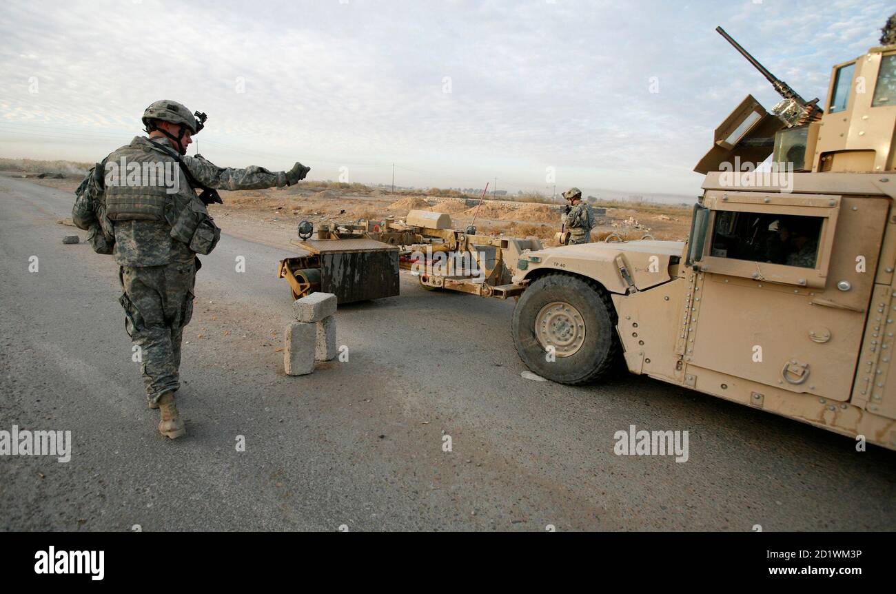 Soldiers 101st airborne division patrol hi-res stock photography and ...
