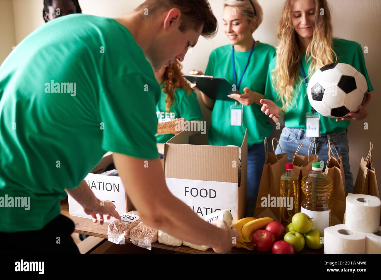 Community food bank boxes hi-res stock photography and images - Alamy
