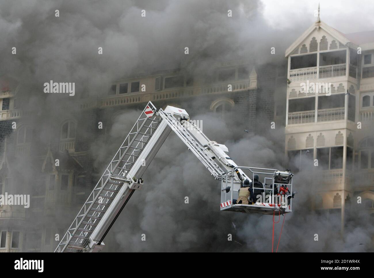 Taj mahal hotel fire 2008 hi-res stock photography and images - Alamy