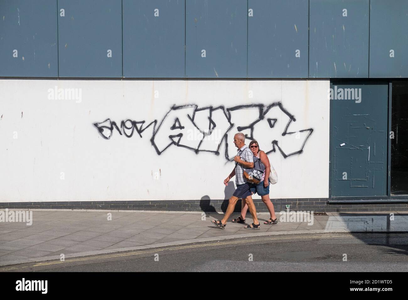 Graffiti wall people walking hi-res stock photography and images - Alamy
