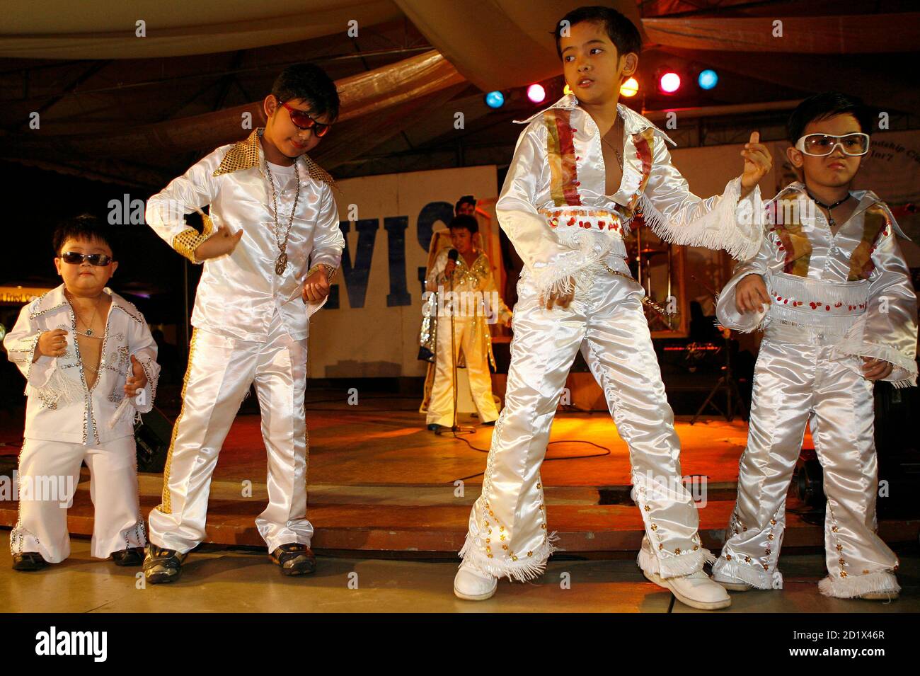 An elvis presley look alike hi-res stock photography and images - Alamy