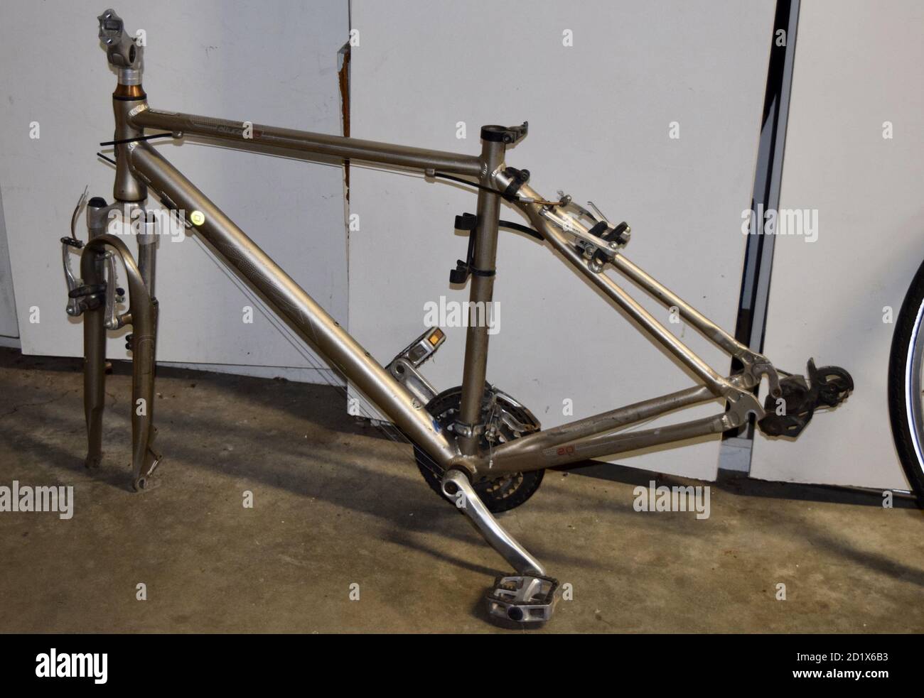 Vehicle without tires hi-res stock photography and images - Alamy