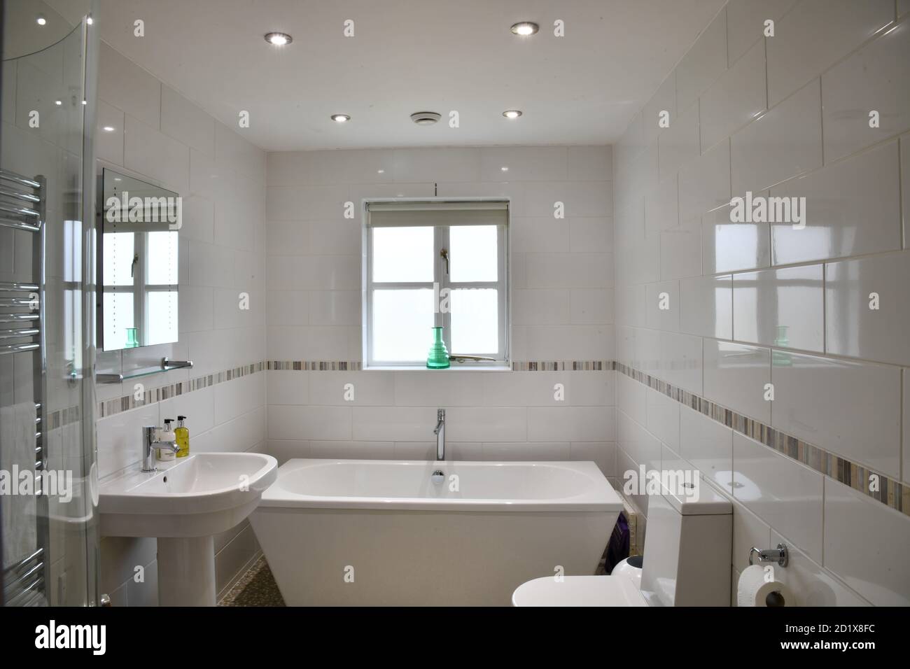 Bright airy bathroom hi-res stock photography and images - Alamy