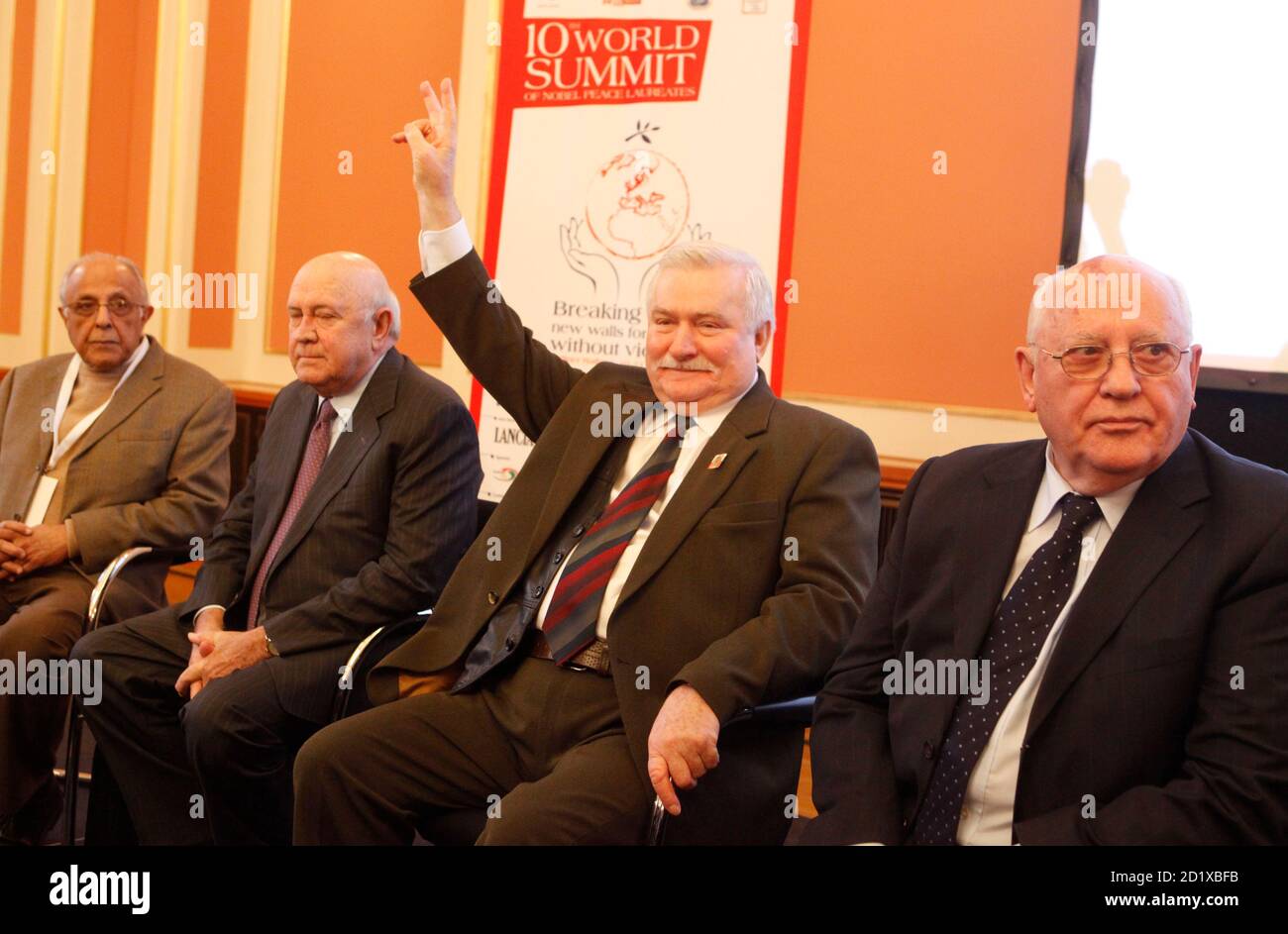 Mandela victory sign hi-res stock photography and images - Alamy