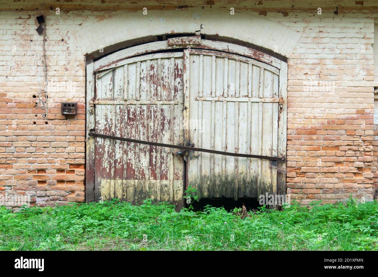 Old vintage brick wall with rusty double doors Stock Photo - Alamy
