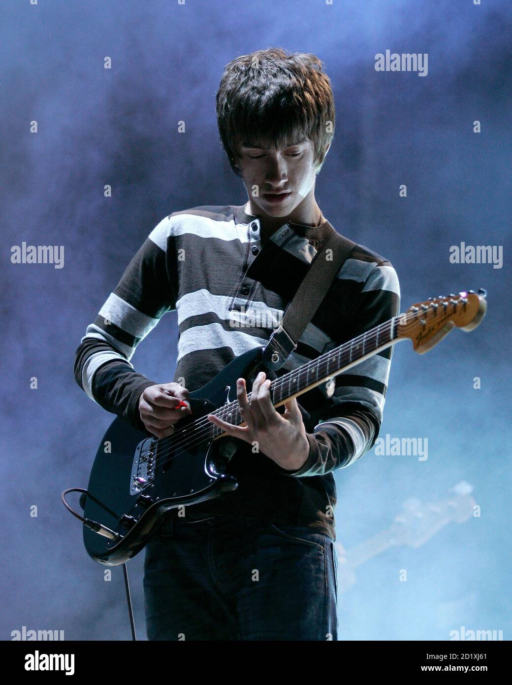 Alex turner arctic monkeys 2007 hi-res stock photography and images - Alamy
