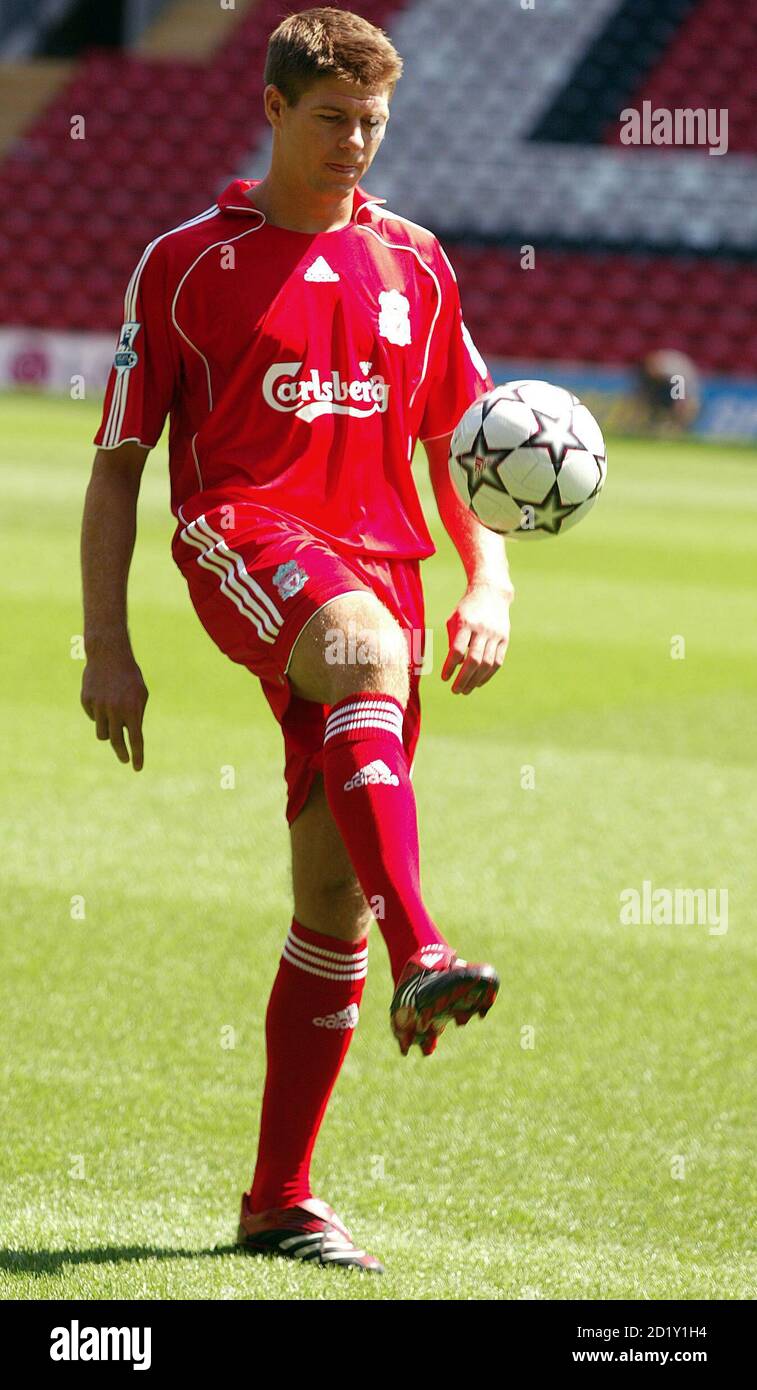 Liverpool new kit hi-res stock photography and images - Alamy