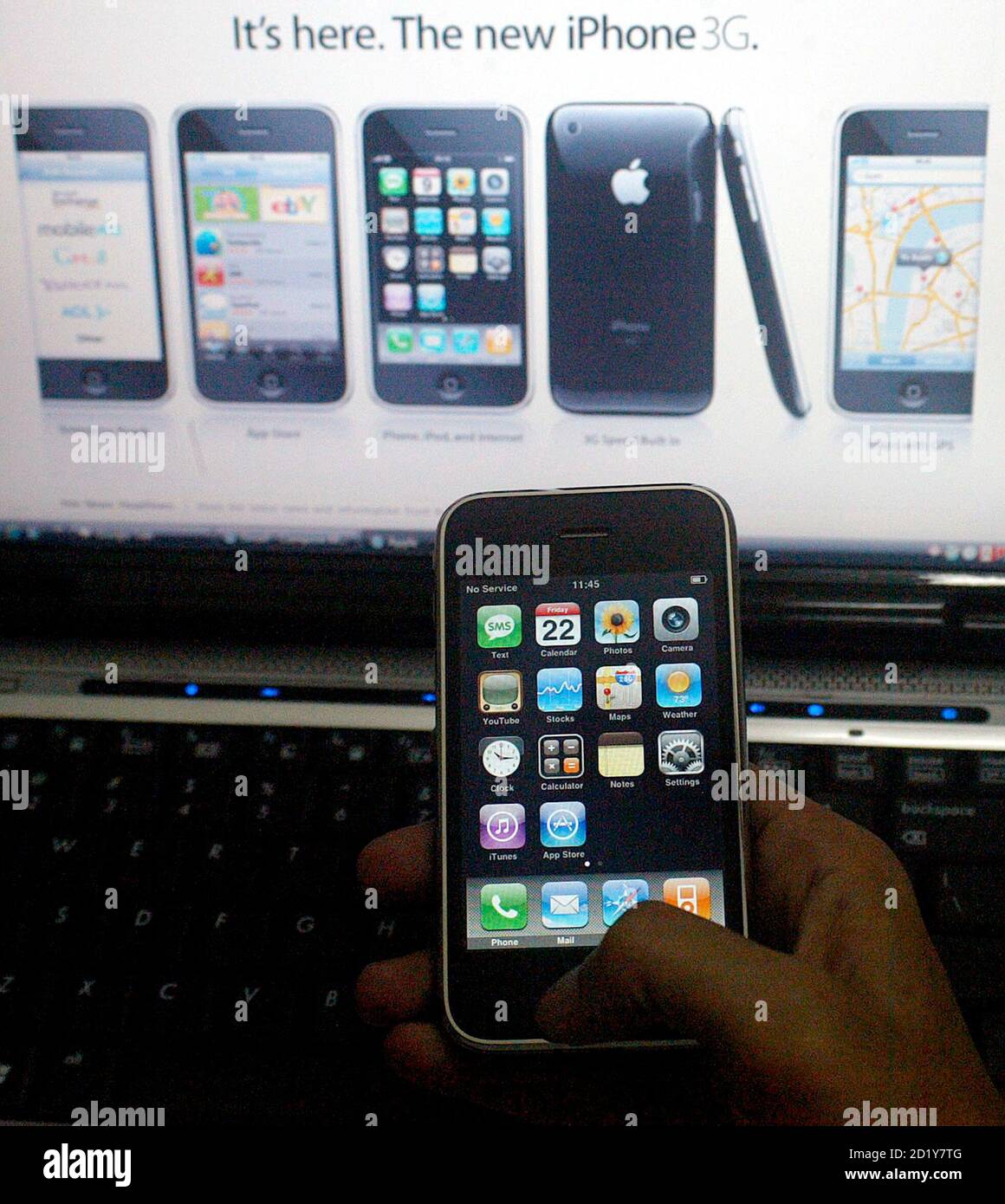 Iphone 3g launch hi-res stock photography and images - Alamy