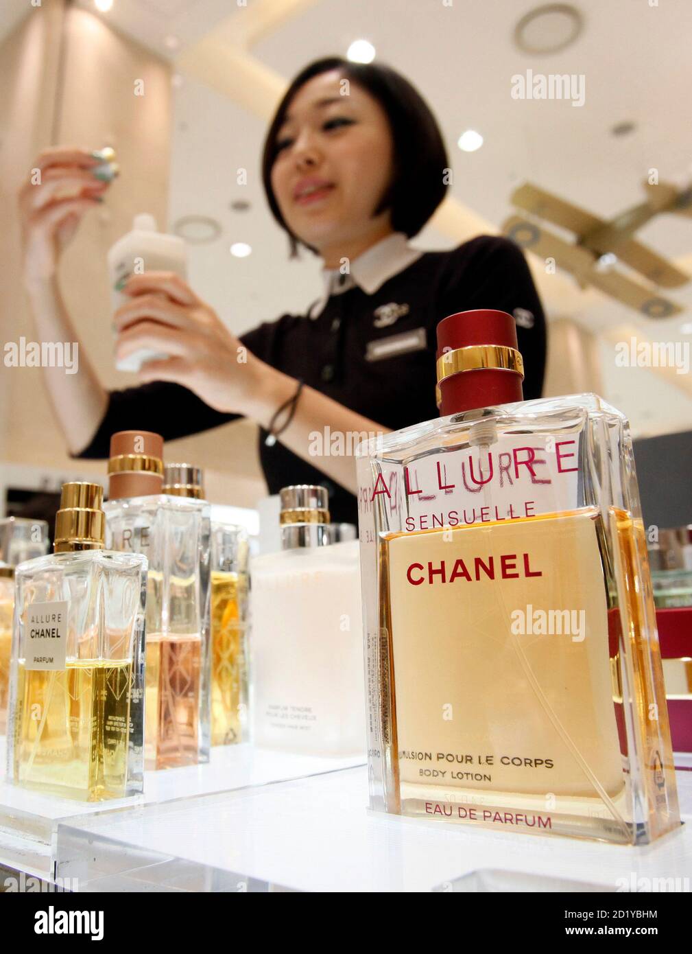 Chanel perfume counter hi-res stock photography and images - Alamy