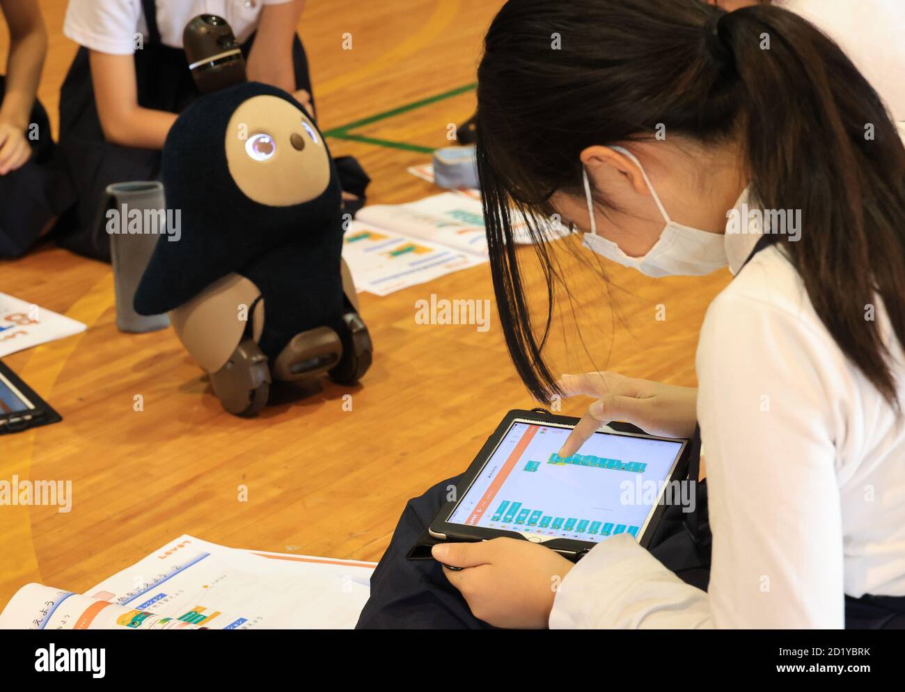 Tokyo, Japan. 6th Oct, 2020. Sixth grader children of the Ouji-daini ...