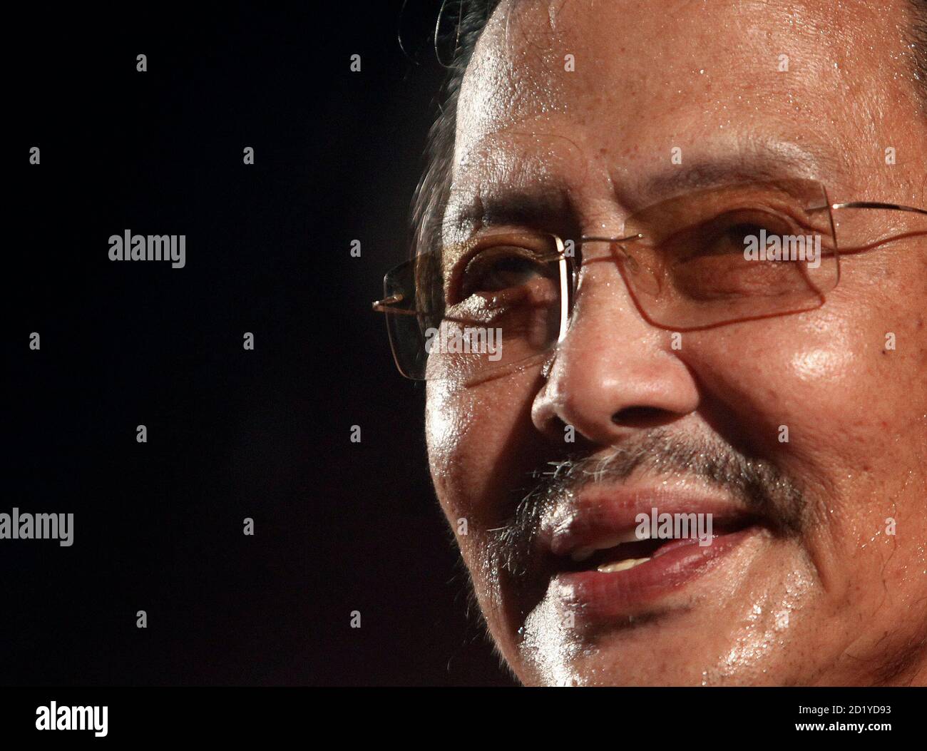 Philippine president joseph estrada in hi-res stock photography and ...