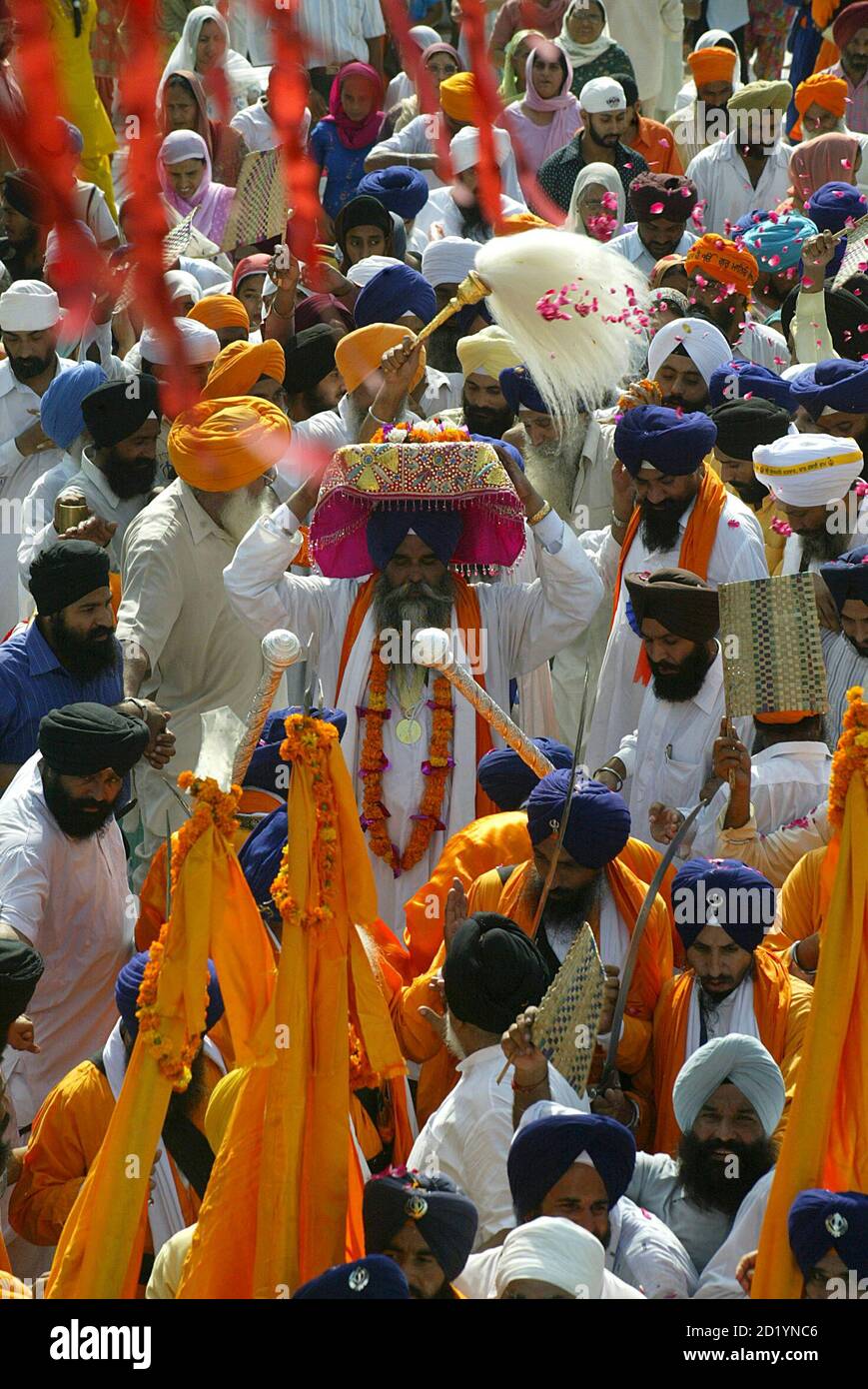 Sikh priest hi-res stock photography and images - Alamy