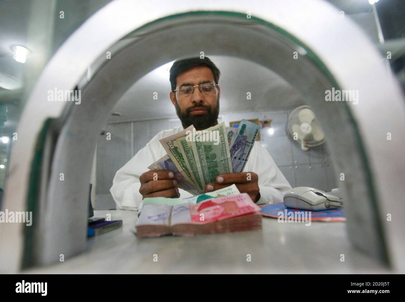 Pakistani rupee notes hi-res stock photography and images - Alamy