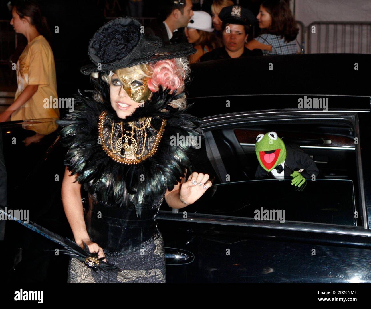 Society lady and artist hi-res stock photography and images - Alamy