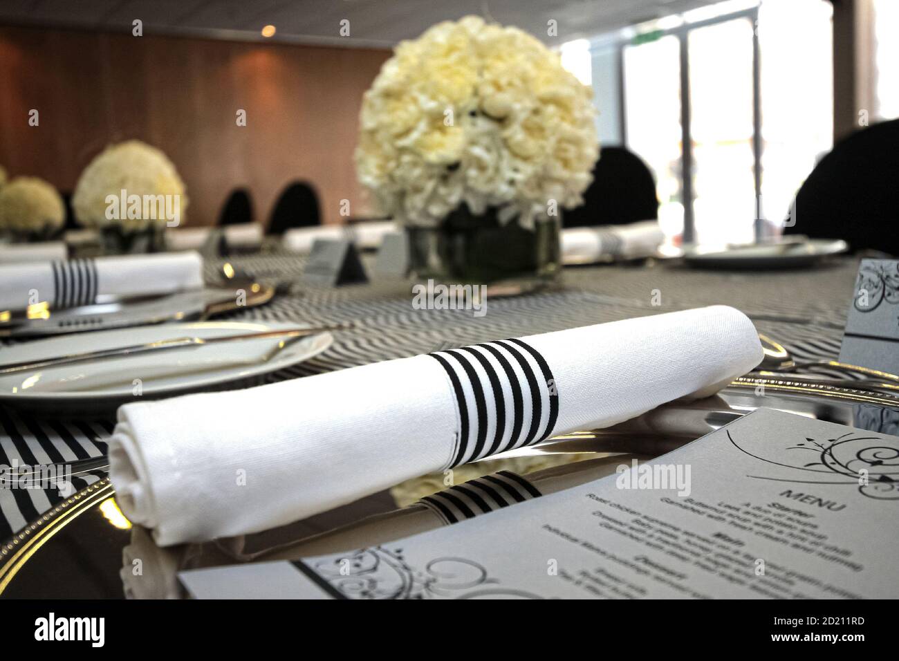 Table setting in black and white for gala dinner or corporate party ...